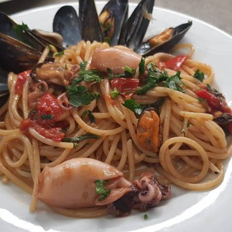 SPAGHETTI COZZE E CALAMARETTI RICETTA | cucinare.it