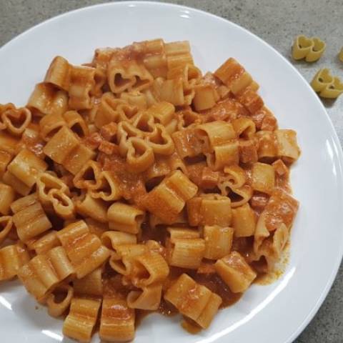 PASTA A FORMA DI CUORE CON SALSA ROSA | cucinare.it