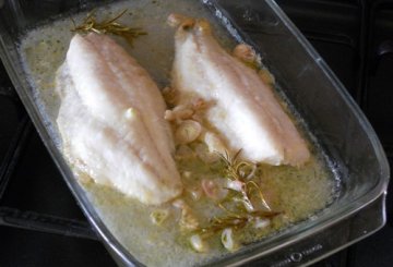 Ricetta filetti di scorfano al rosmarino | cucinare.it