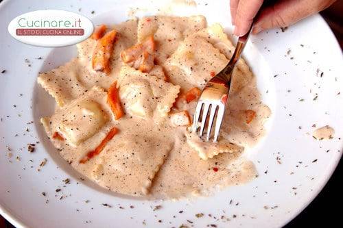Ravioli di Patate in Salsa rosa | cucinare.it