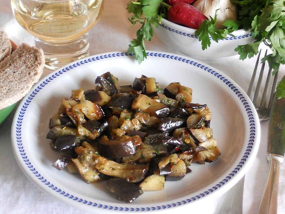 Ricetta melanzane a funghetto in bianco, un goloso contorno | cucinare.it